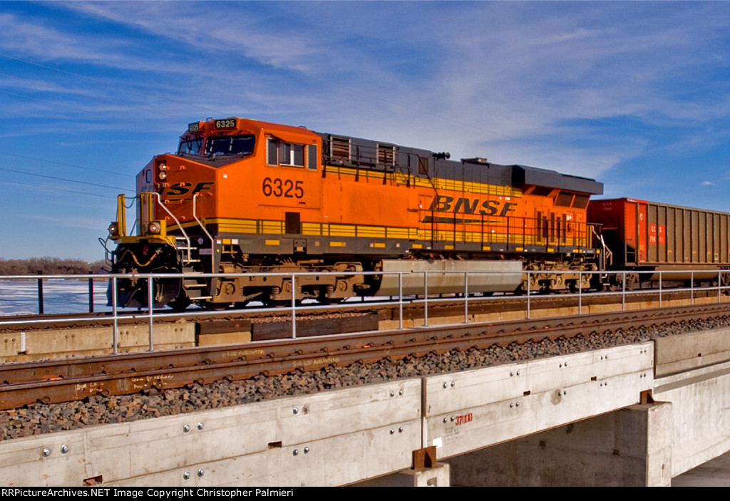 BNSF 6325 Leads E-SAIBAM0-03